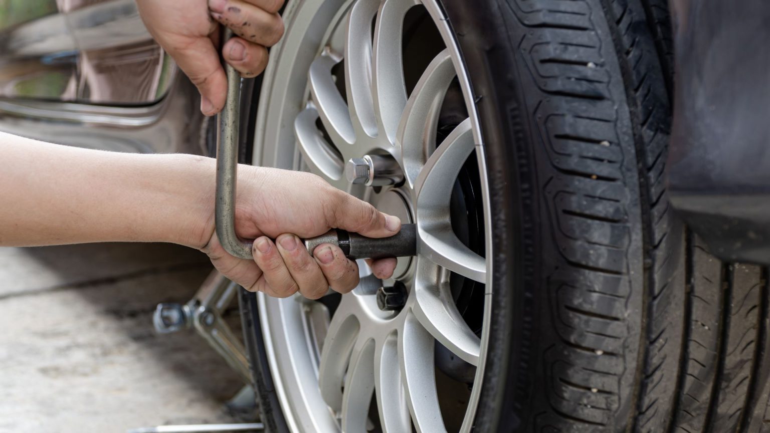 How to change a tire - a step-by-step guide | REREV