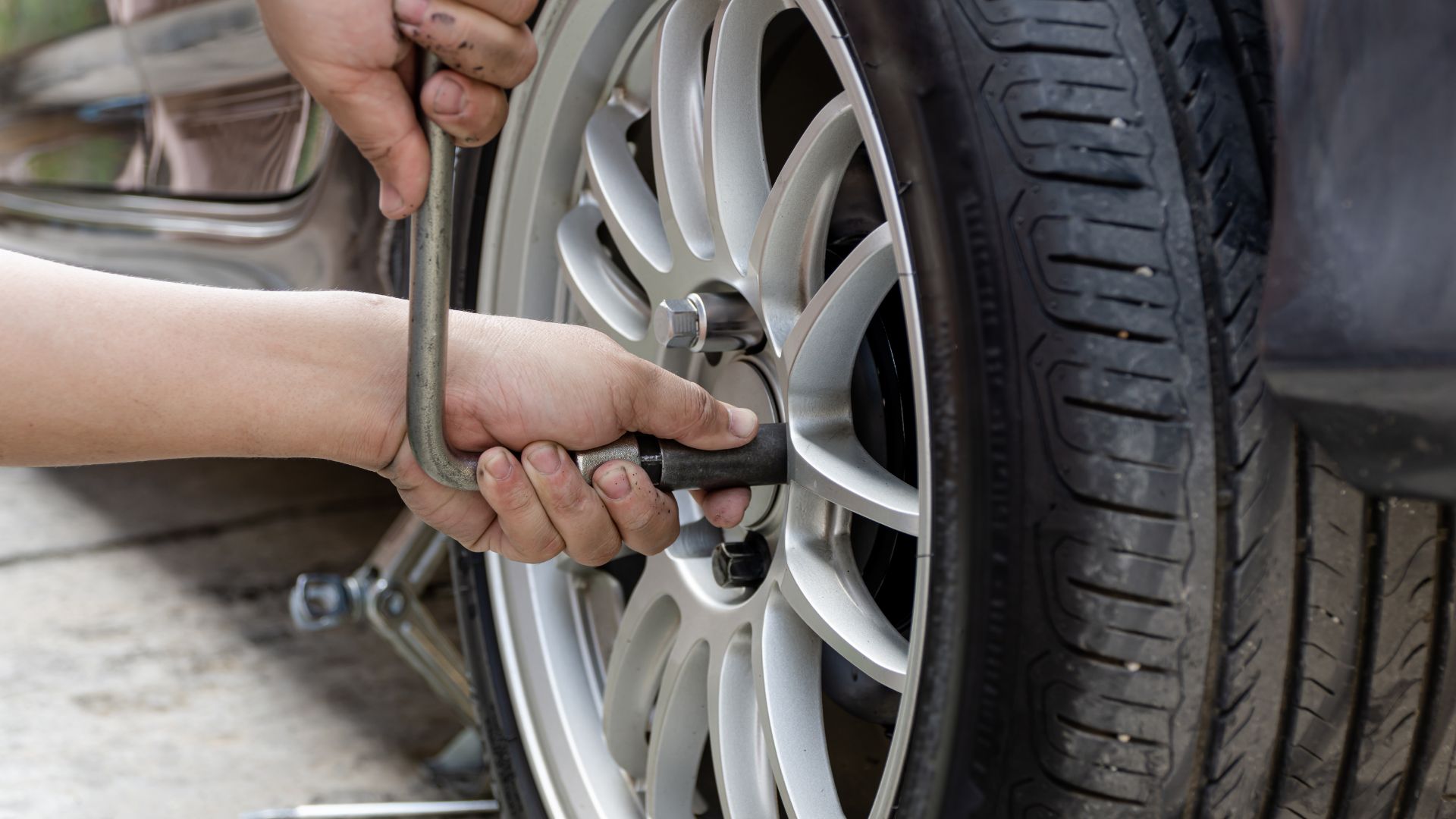 How to change a tire - a step-by-step guide | REREV